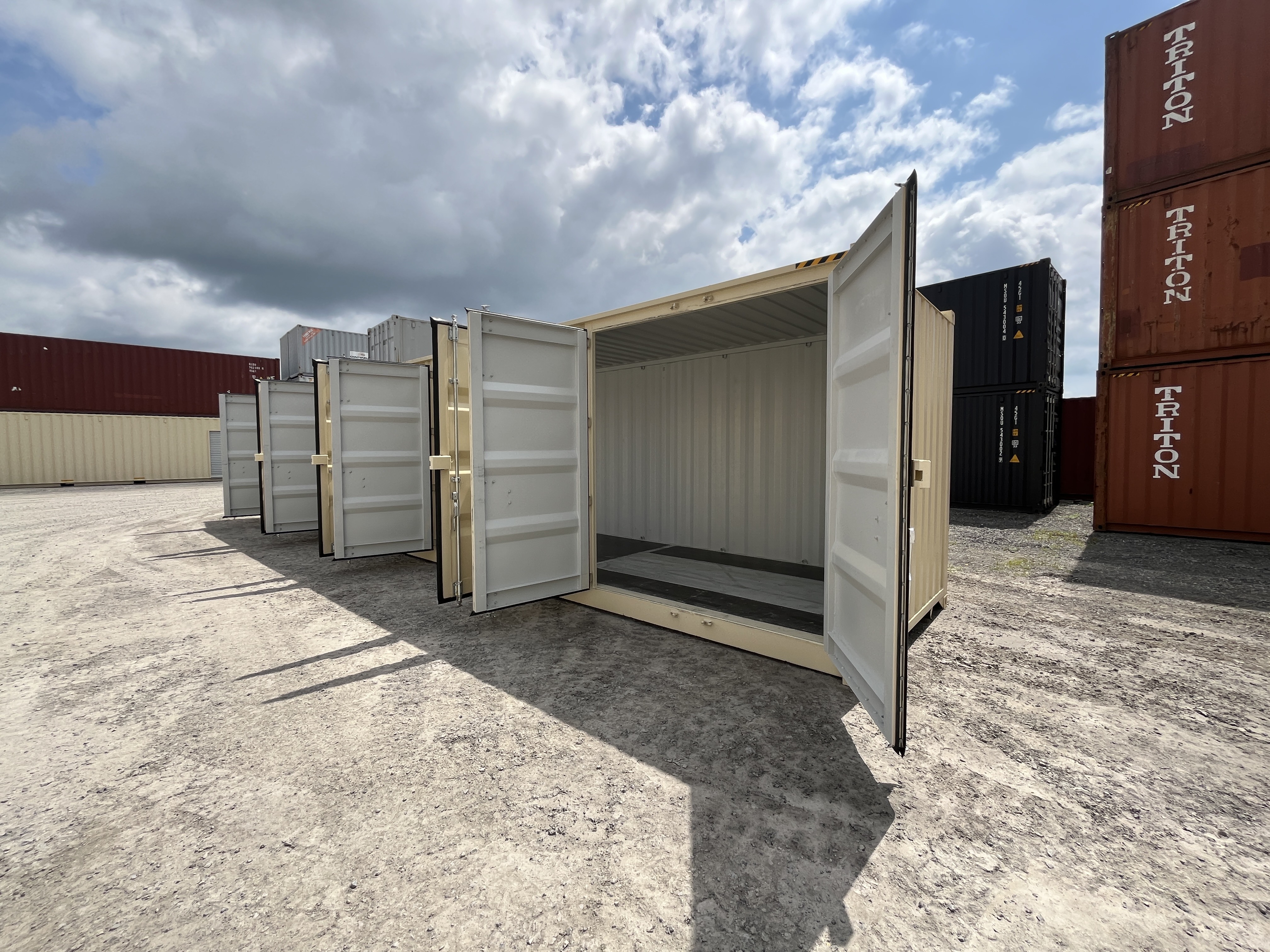 Storage containers: Side-door container versus RollUpBox